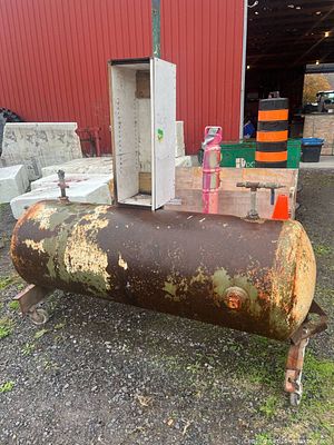 Large steel air storage tank on wheels | Maxsold