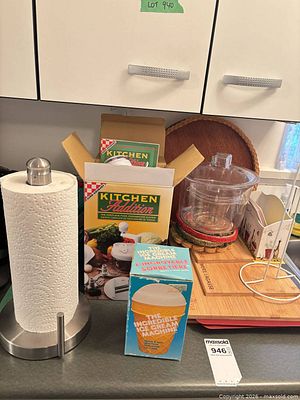 Mixed kitchen gadgets and small appliances lot | Maxsold