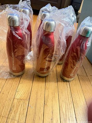 6 new red metal water bottles | Maxsold