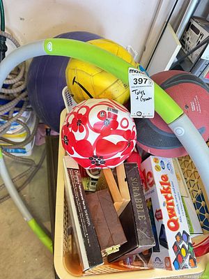 Board games, playing cards, balls, hula hoop | Maxsold