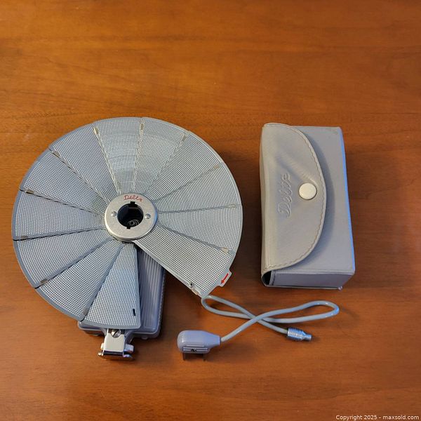 Delta folding reflector flash unit with cord and case | Maxsold