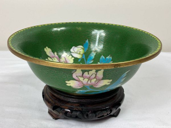Chinese Jingfa green cloisonné bowl with wooden stand | Maxsold