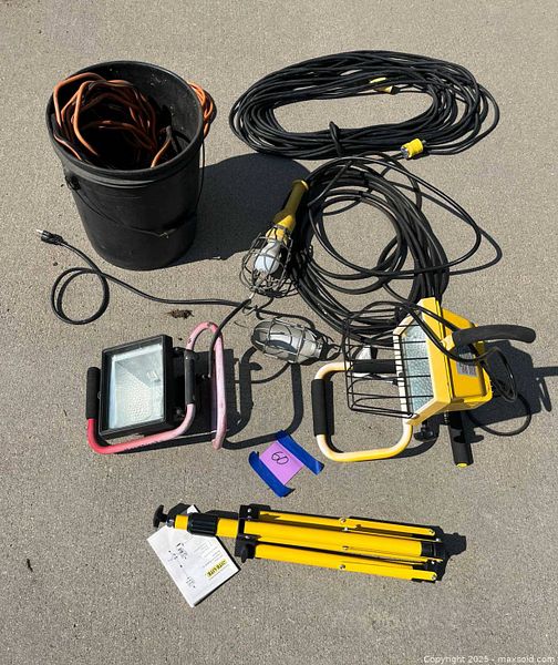 Work lights, tripod and extension cords | Maxsold