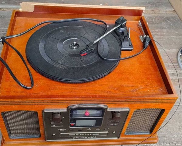 Crosley wood-grain multi-function turntable | Maxsold