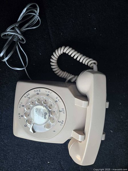 Vintage Western Electric rotary dial telephone | Maxsold