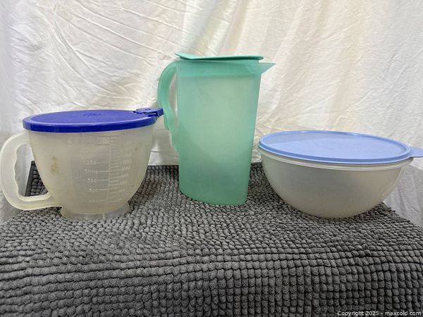 Tupperware pitchers and mixing bowl with lids | Maxsold