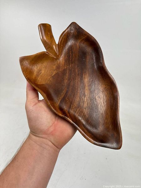 Monkey pod leaf-shaped wood dish | Maxsold