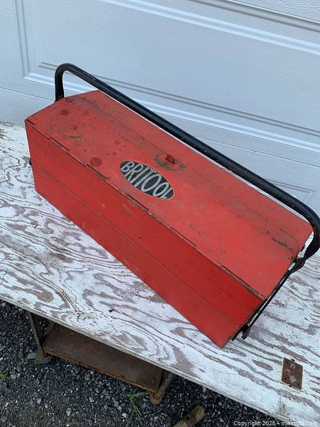 Vintage Britool red metal cantilever toolbox | Maxsold