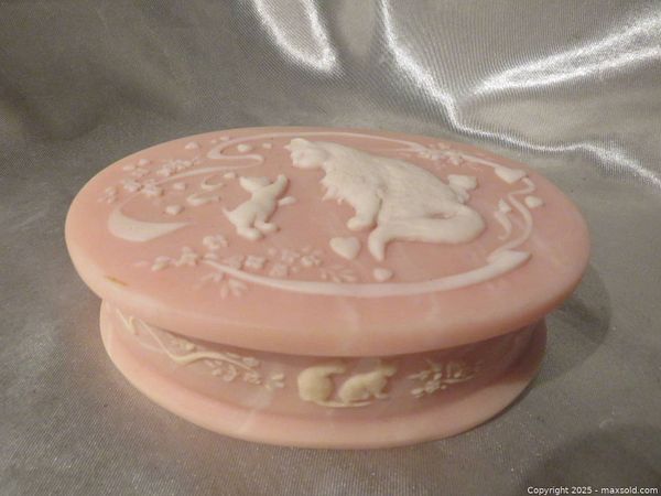 Vintage pink Incolay stone cat jewelry box | Maxsold