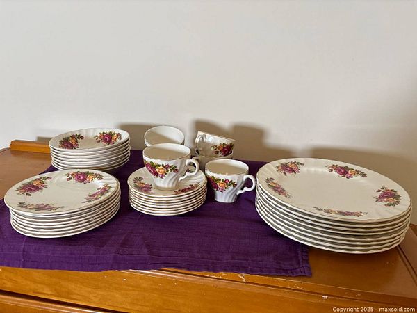 Wood & Sons Cottage Rose china set | Maxsold