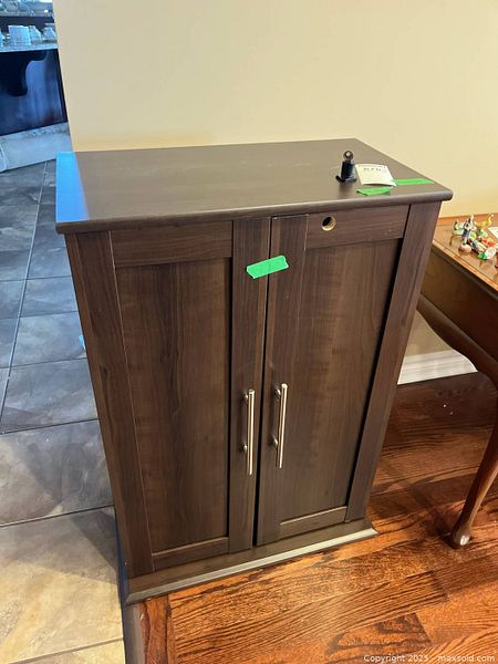 CD/DVD storage cabinet with lock | Maxsold