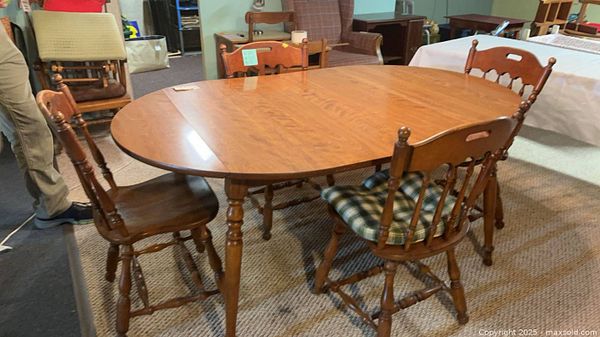 Oval Medium Honey Oak Dining Table With 2 Leaves And 4 Chairs Maxsold