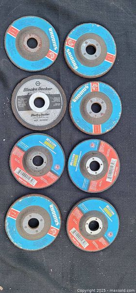 Eight metal grinding and cutting discs | Maxsold