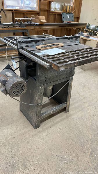 Trademaster 10-Inch Table Saw | Maxsold