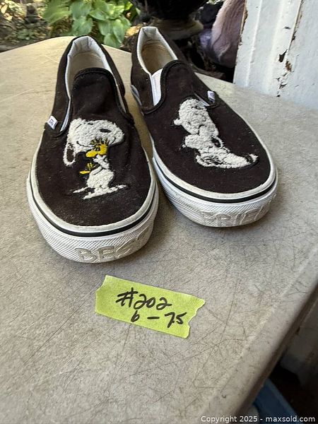 Vans Peanuts Snoopy slip-on shoes men 6 | Maxsold