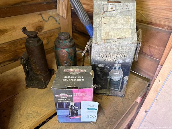 Hydraulic bottle jacks, two loose, two boxed | Maxsold