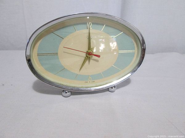 Oval mid-century wind-up table clock | Maxsold