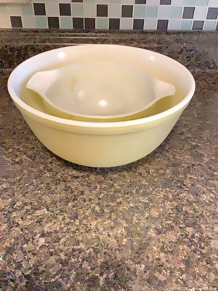 Two vintage Pyrex yellow mixing bowls | Maxsold
