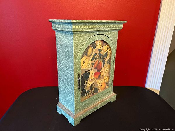 Small tabletop display cabinet | Maxsold