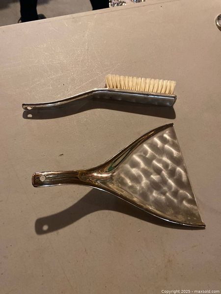 Table crumb brush and pan set | Maxsold
