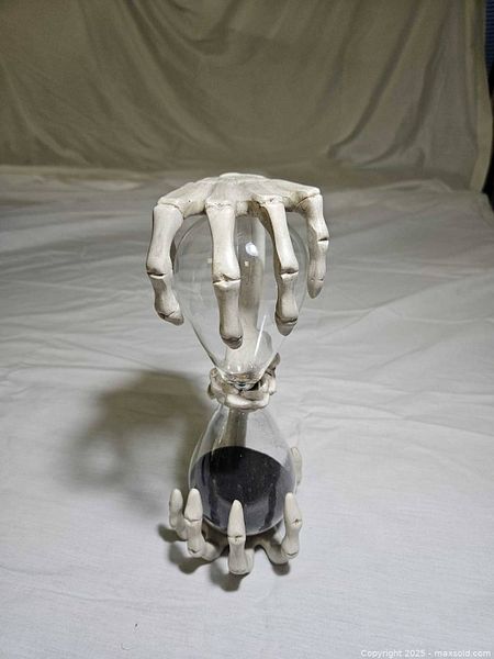 Skeleton hand hourglass | Maxsold