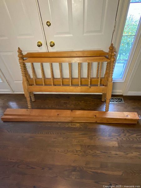 Antique spool-turned 3⁄4 bed frame | Maxsold