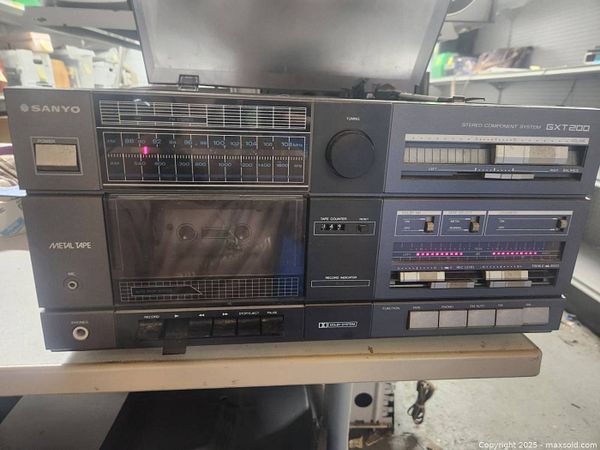 Sanyo stereo component system with turntable, tuner and cassette | Maxsold