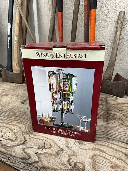 Wine Enthusiast six-bottle liquor carousel | Maxsold
