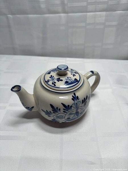 Delft blue ceramic teapot with lid | Maxsold