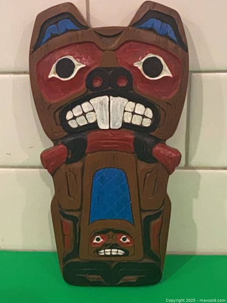Vintage Indigenous hand carved painted beaver wood plaque | Maxsold