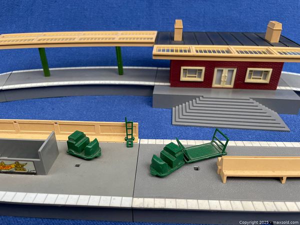 Tri-ang HO/OO Scale Model Train Station Platform Set | Maxsold