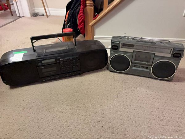 2 vintage portable stereo boombox cassette radios | Maxsold
