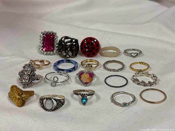 20 Random Fantasy Rings | Maxsold