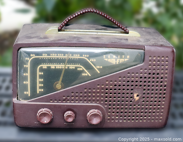 Zenith 7H922 Bakelite AM-FM tube radio 1950 | Maxsold