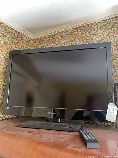 Emerson 32-inch TV with Remote & Stand | Maxsold