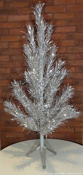 Evergleam 4 ft 31-Branch Aluminum Christmas Tree | Maxsold