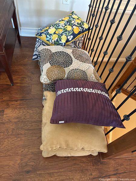 Seven decorative throw pillows | Maxsold