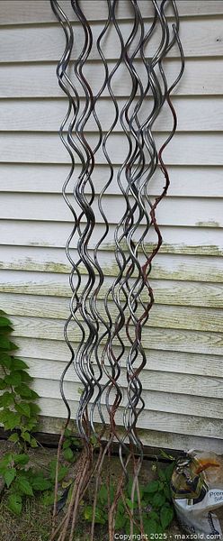 Lee Valley wavy tomato spiral plant stakes | Maxsold