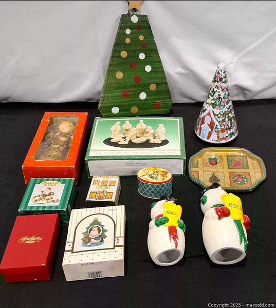 Assorted Christmas Decorations, 11 Pieces | Maxsold