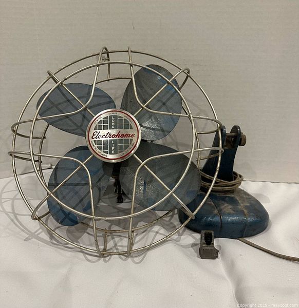 Vintage Electrohome oscillating electric fan | Maxsold