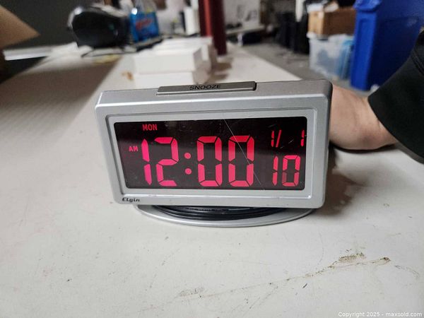 Elgin LED digital alarm clock | Maxsold