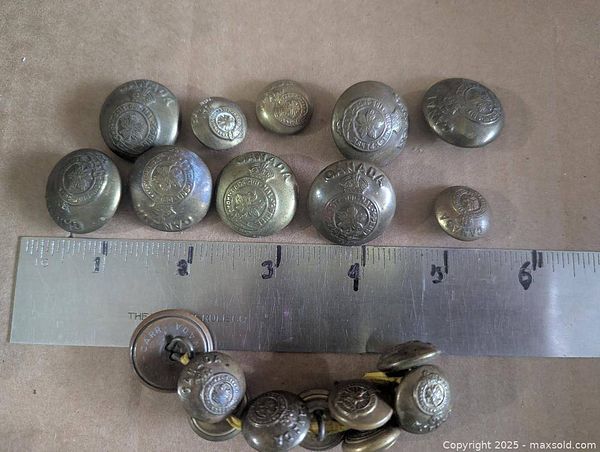 19 WW2 Canadian Army brass uniform buttons | Maxsold