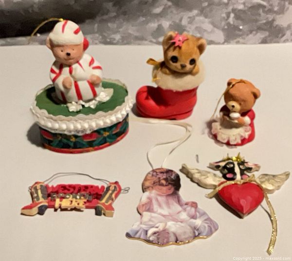 Assorted Christmas ornaments and figurines | Maxsold