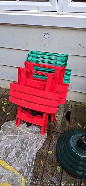 5 foldable plastic outdoor side tables | Maxsold