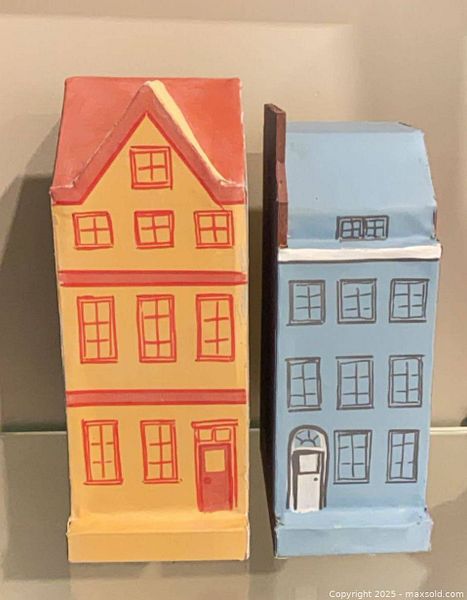 Wooden miniature house props 11x4 in | Maxsold