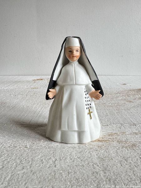 Vintage ceramic nun figurine with open arms | Maxsold
