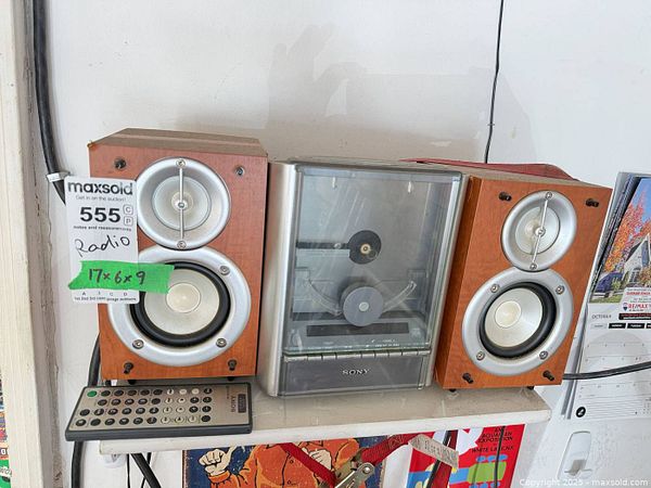 Sony compact stereo system with remote and speakers | Maxsold