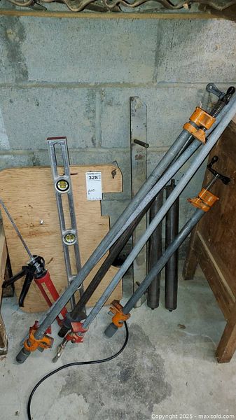 Pipe clamps, steel tubes, spirit level, caulking gun | Maxsold