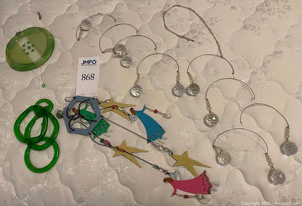 Mobiles and wind chimes | Maxsold