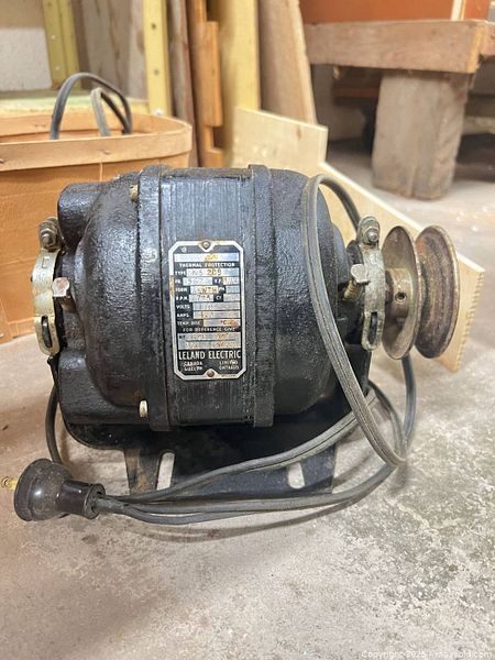 Leland Electric motor with pulley | Maxsold